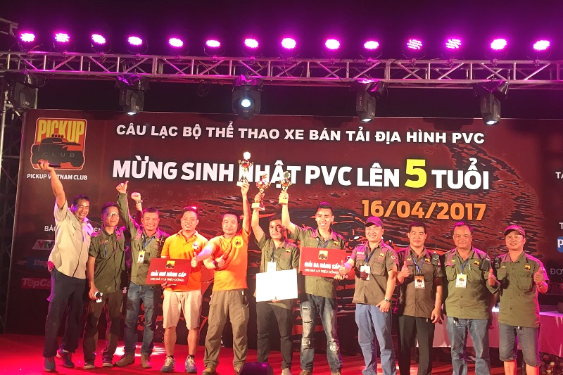 Dàn xe bán tải trổ tài off-road tại Hà Nội